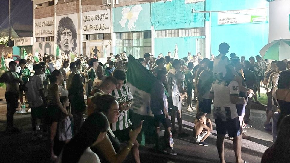 Hinchas despidieron al plantel de Desamparados en un banderazo