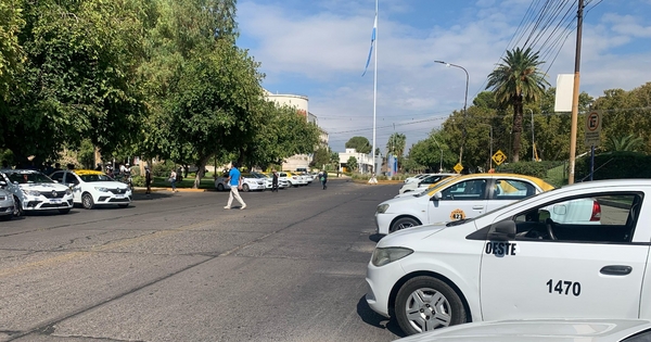 Taxistas vs. Uber: nueva protesta, esta vez frente al Centro Cívico