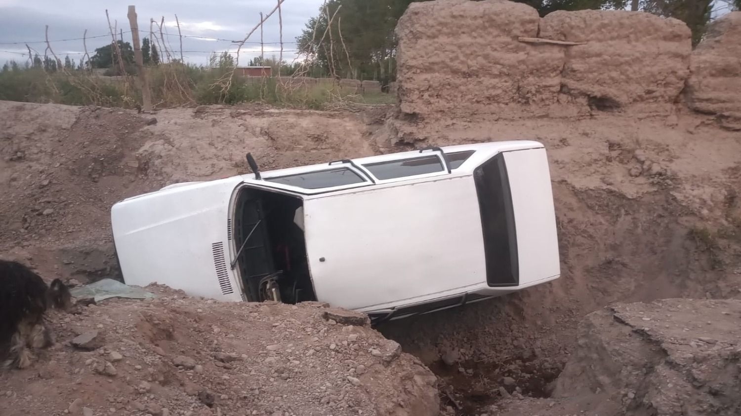 Un auto cayó dentro de una gran zanja en una obra de agua