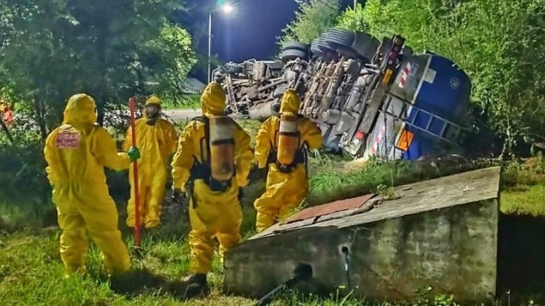 Córdoba: volcó un camión con una “sustancia peligrosa” que ...