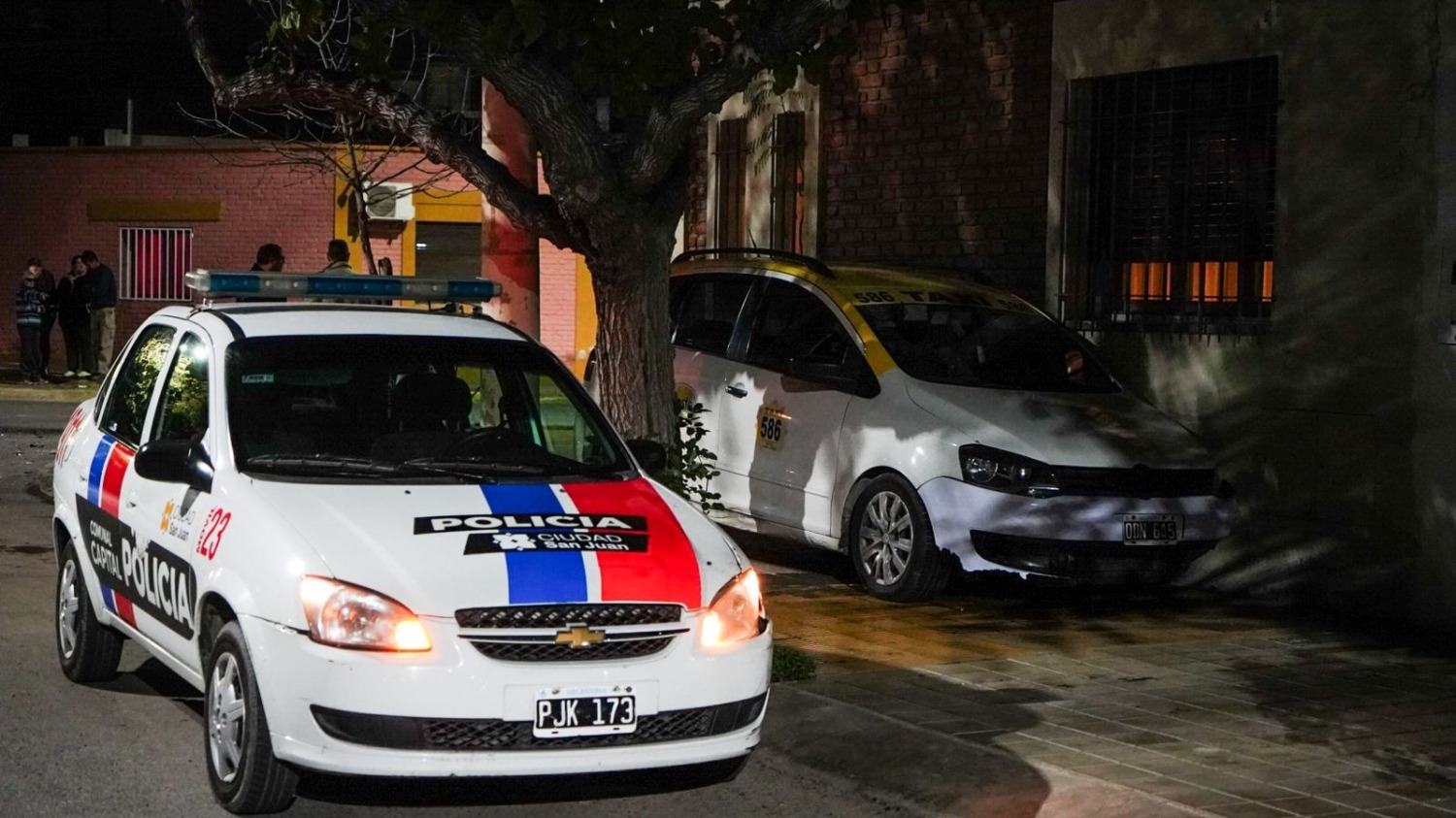 Fuerte choque de dos autos: uno subió a una vereda y el otro chocó ...
