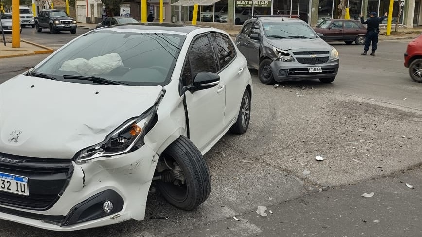 Fuerte choque entre dos autos, en uno viajaba un bebé de cuatro meses