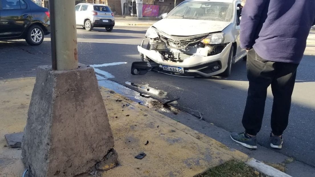 Accidente en Capital: mujer, encandilada por el sol, chocó con un poste ...