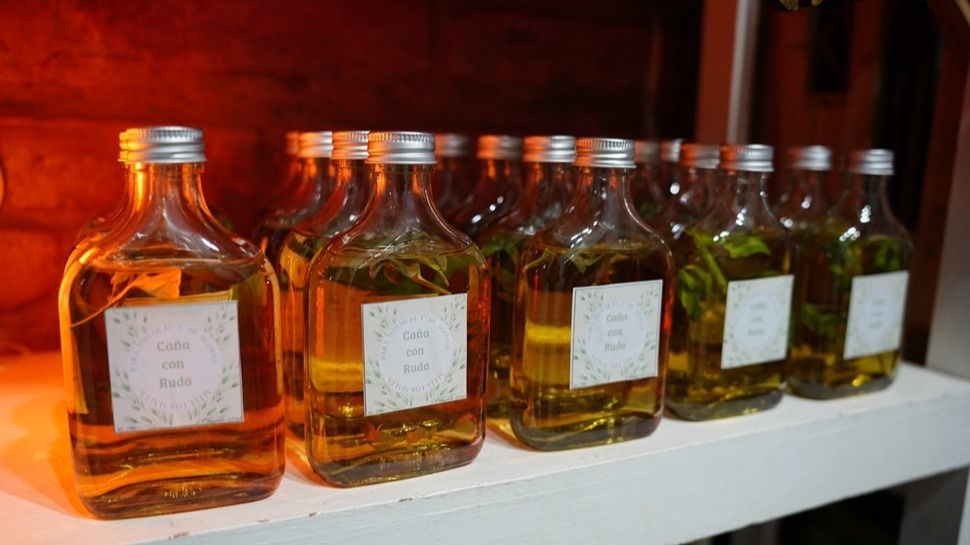 Caña con ruda: el ritual que se afianza en San Juan cada agosto