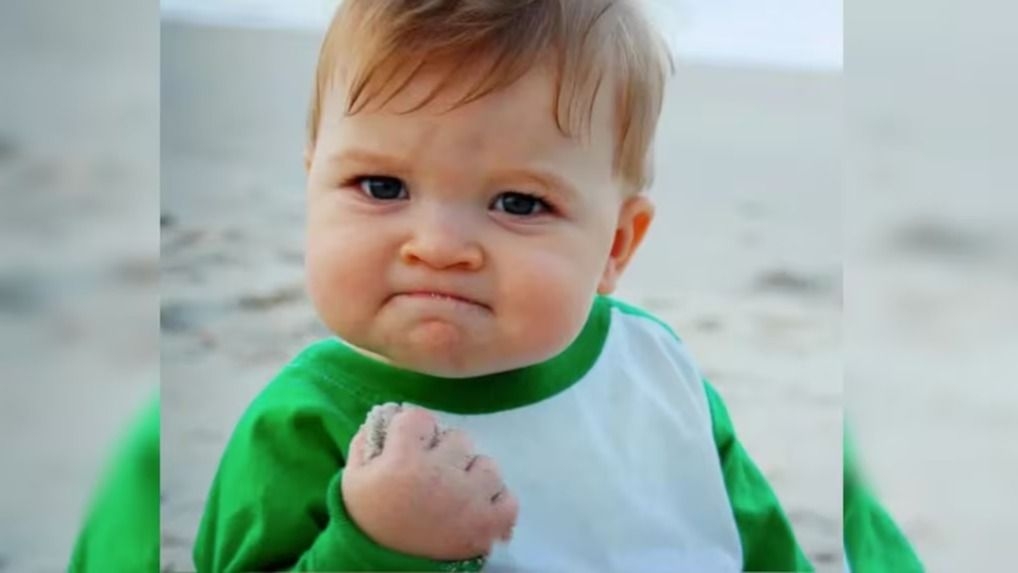 Las fotos de Sammy Griner, el bebé del puñito viral, a sus 18 años