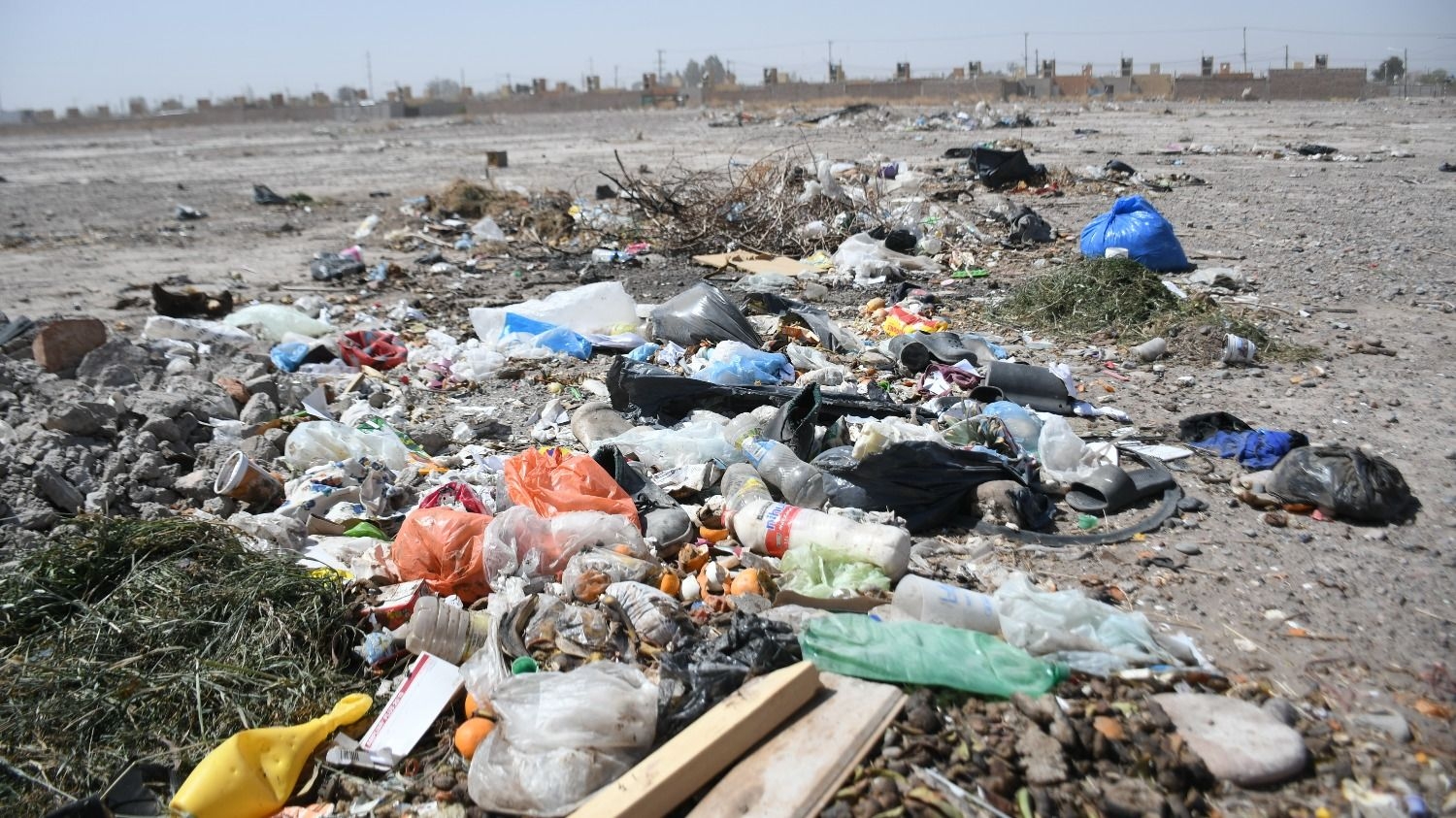 Calles rotas, plazas abandonadas y basurales en Pocito