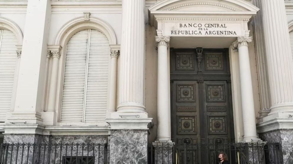 BCRA compró dólares y hay buen contexto político, pero el riesgo país ...