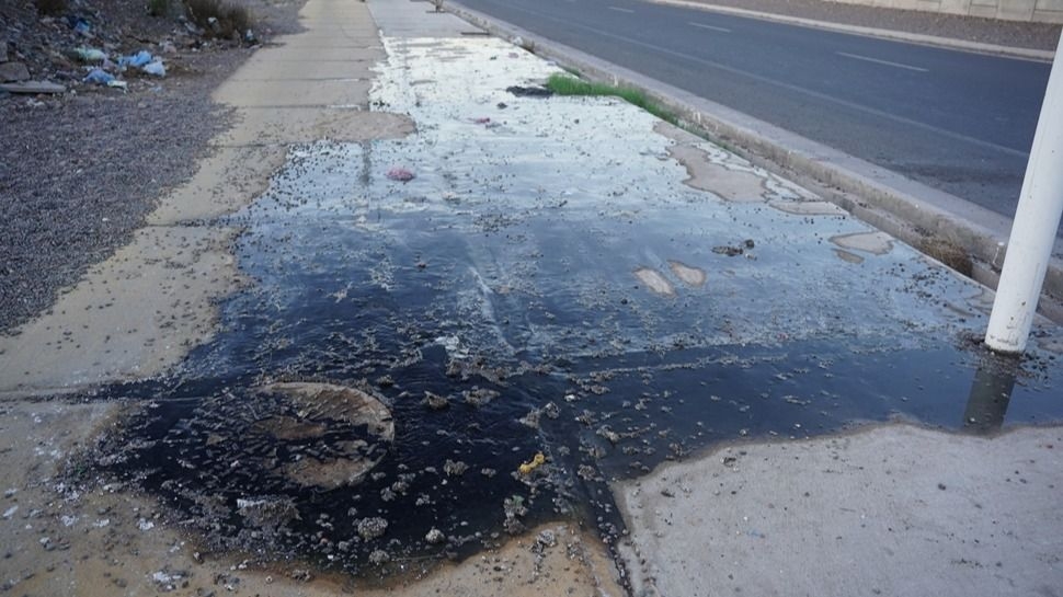 Un pozo de cloaca colapsado preocupa a los vecinos de Chimbas