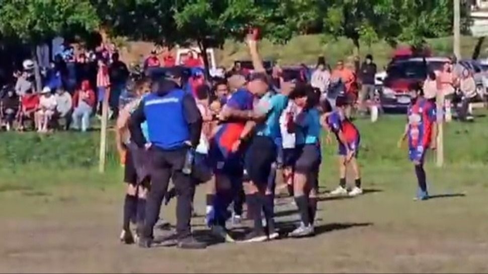 Violencia en el fútbol uruguayo: un jugador agredió al árbitro y le ...