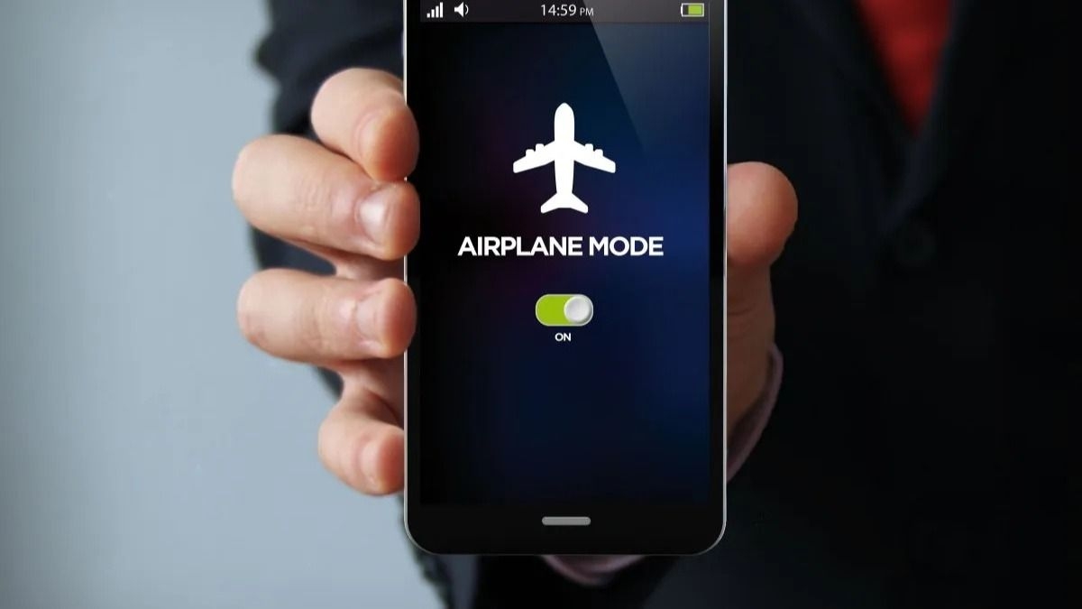 Por qué activar el modo avión y no apagarlo justo al aterrizar, según ...