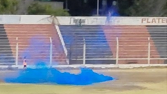 Una bengala azul sorprendió a todos en la final: el gesto de hinchas de ...
