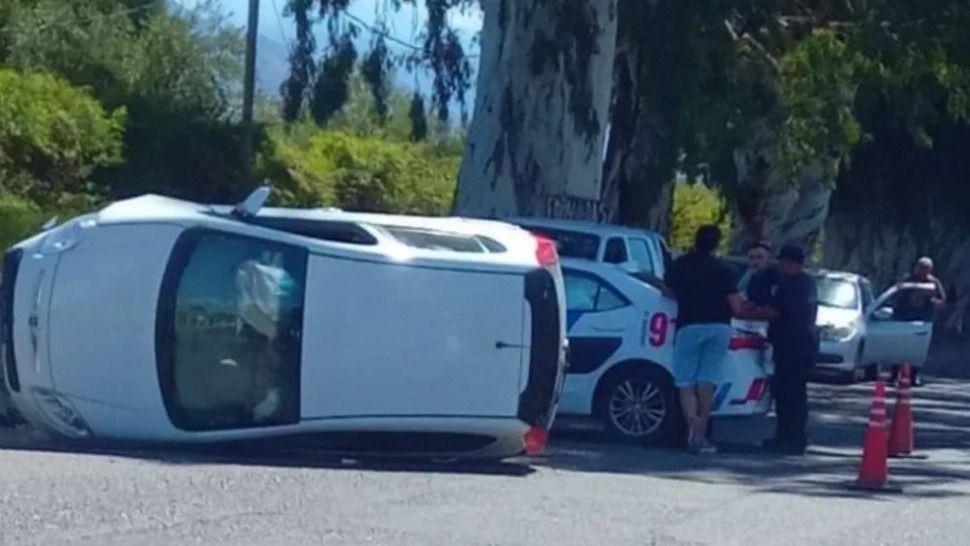 Impactante vuelco de un Fiat Palio en Ignacio de la Roza y Calivar